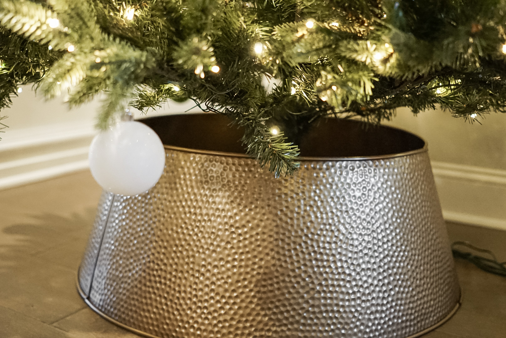 CHRISTMAS TREE COLLAR HACK: HOW TO MAKE YOUR TREE COLLAR TOUCH THE ...