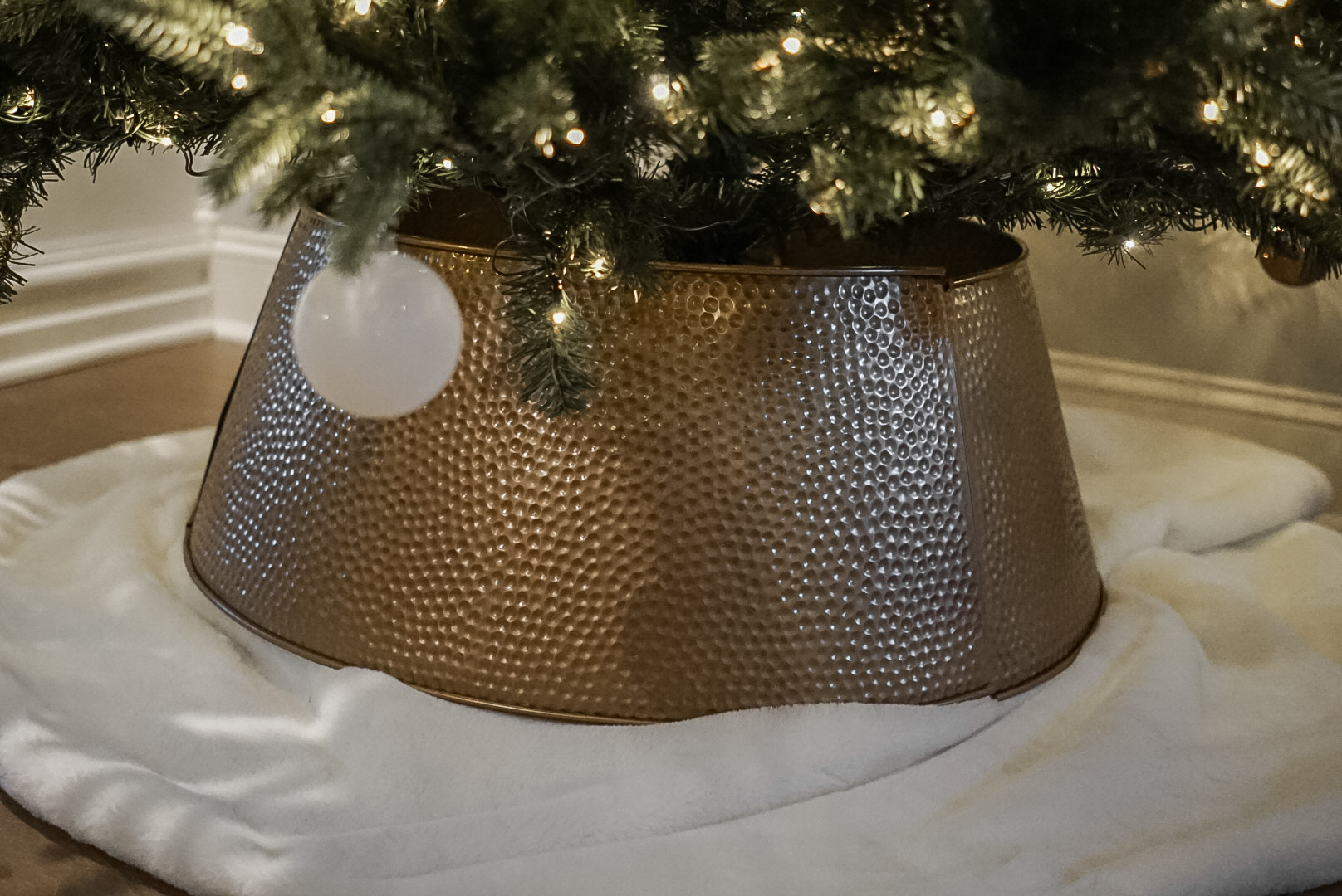 CHRISTMAS TREE COLLAR HACK: HOW TO MAKE YOUR TREE COLLAR TOUCH THE ...