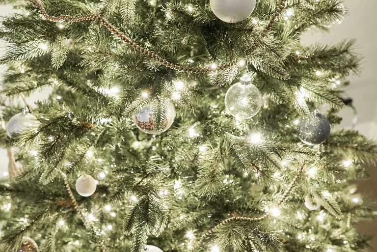 THREE DIY DESIGNER CHRISTMAS DUPES YOU CAN DO WITH GOLD SPRAY PAINT ...