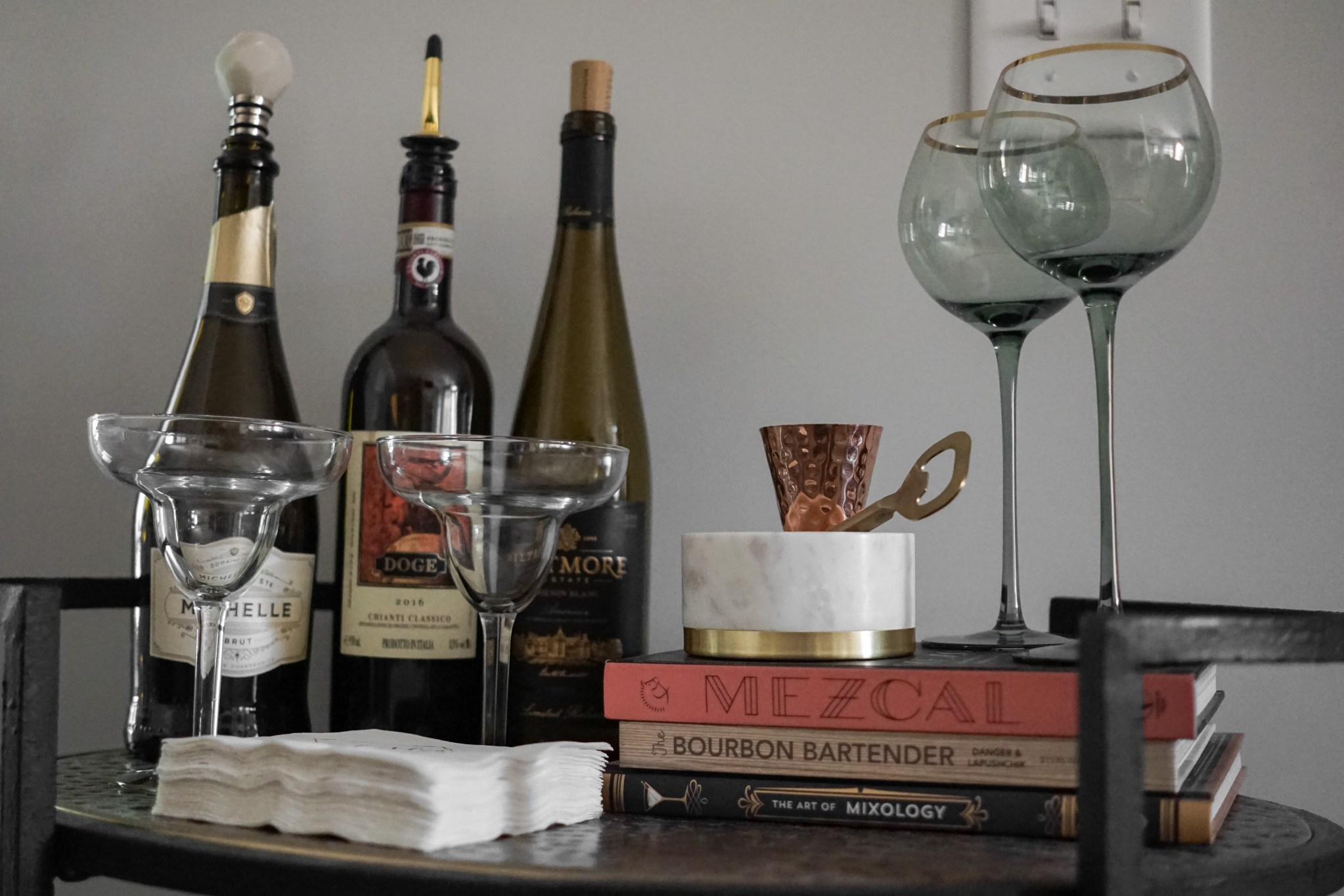 SIX ESSENTIAL ELEMENTS FOR AN EFFORTLESSLY STYLED BAR CART – Stay Home ...