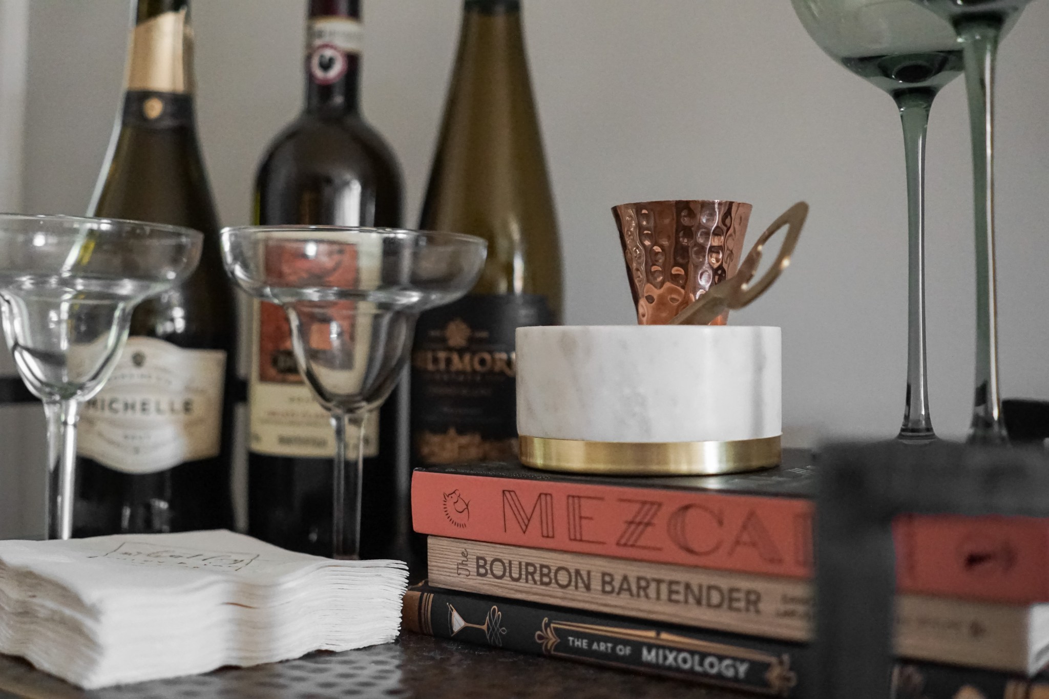 SIX ESSENTIAL ELEMENTS FOR AN EFFORTLESSLY STYLED BAR CART – Stay Home ...