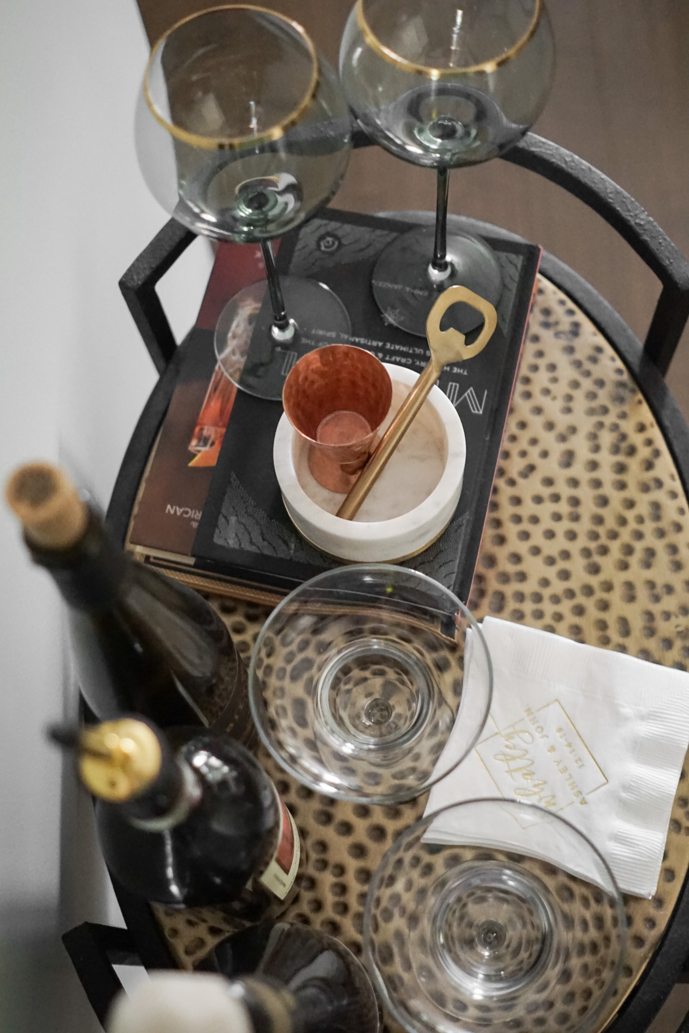 SIX ESSENTIAL ELEMENTS FOR AN EFFORTLESSLY STYLED BAR CART – Stay Home ...