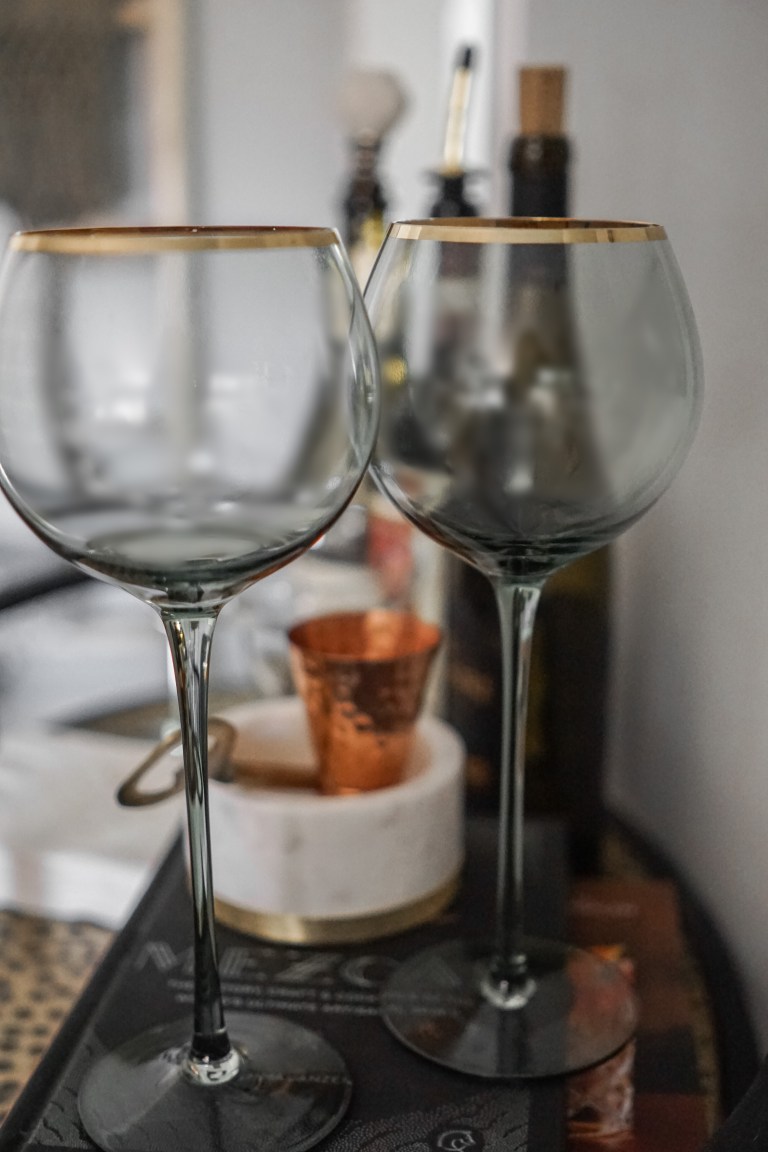 SIX ESSENTIAL ELEMENTS FOR AN EFFORTLESSLY STYLED BAR CART – Stay Home ...