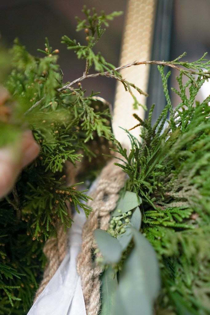 HOW TO MAKE YOUR OWN FRESH WREATH: A FUN AND FESTIVE HOLIDAY DIY – Stay ...